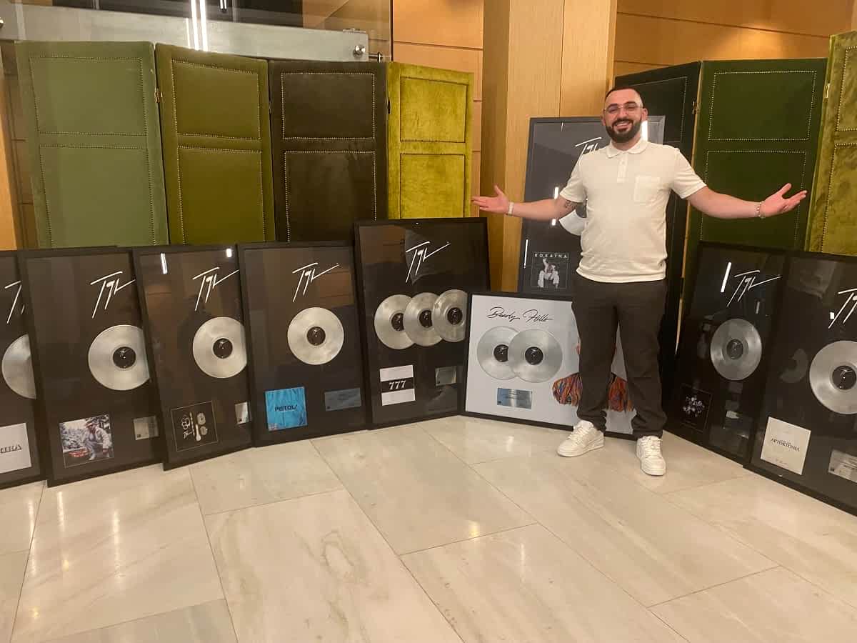 TOQUEL | Όσα έγιναν στην πολυπλατινένια απονομή των album του "Beverly ...