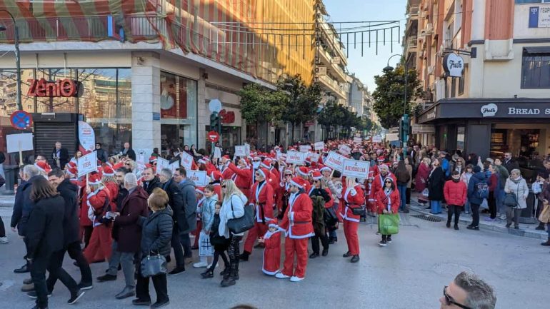 Santa Walk Λάρισα: Εκατοντάδες «Άι Βασίληδες» στο κέντρο της πόλης ...